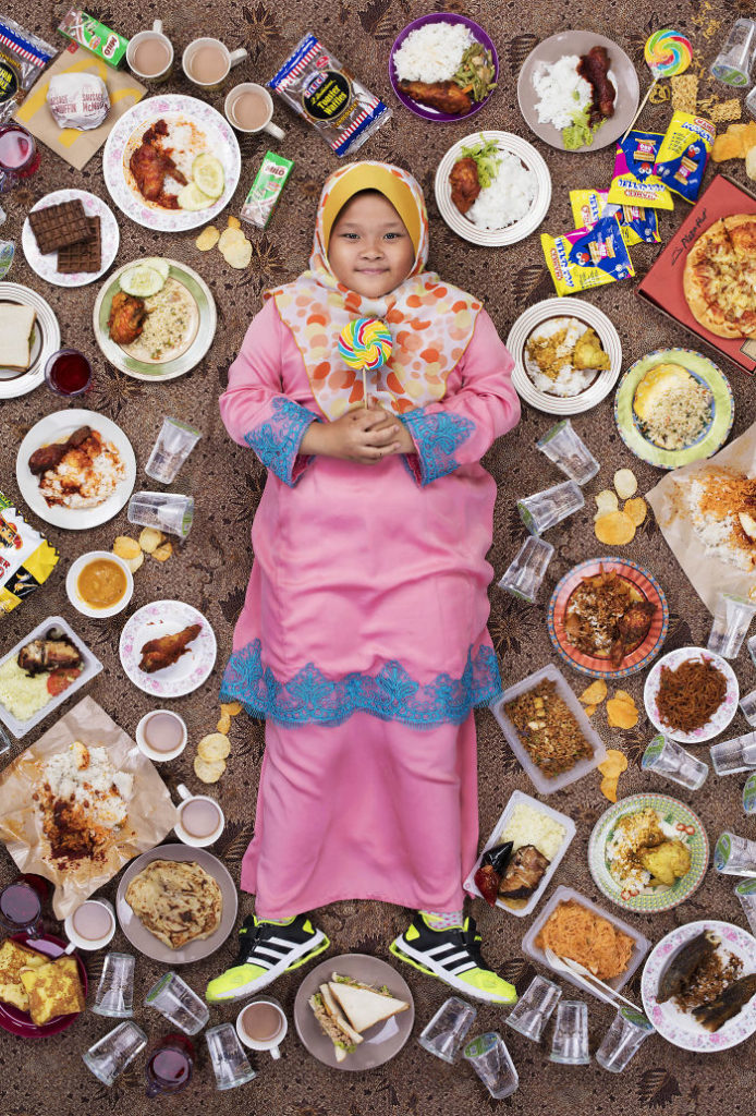 25 Kids Around The World Photographed With Food They Eat In A Week