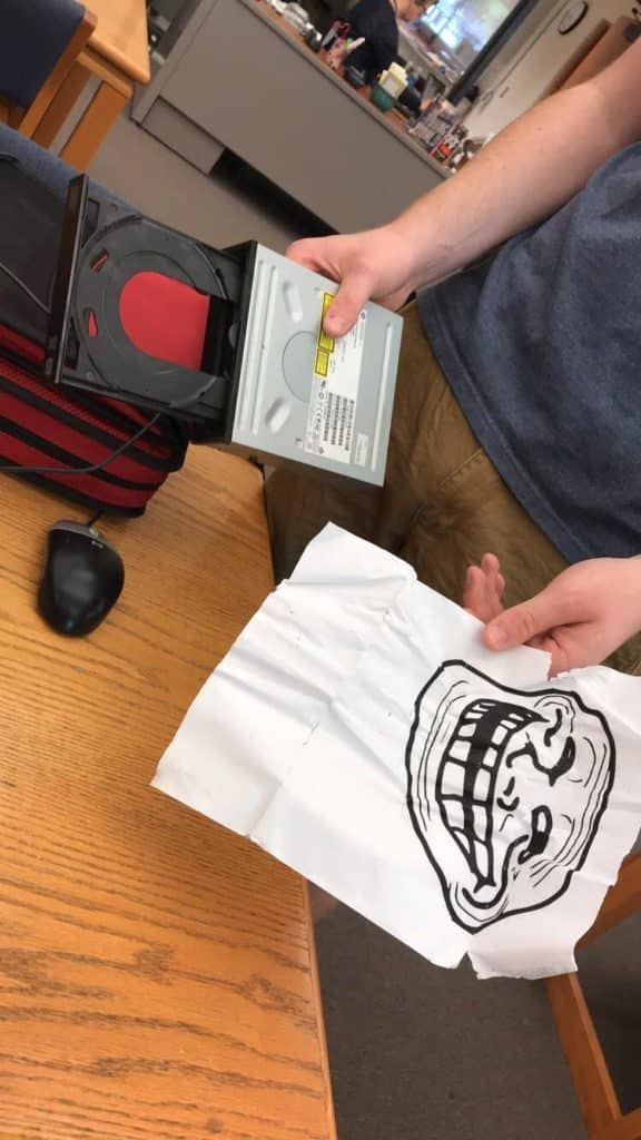 Tech Support Gore — 35 Workers Share The “Goriest” Pics They've Seen