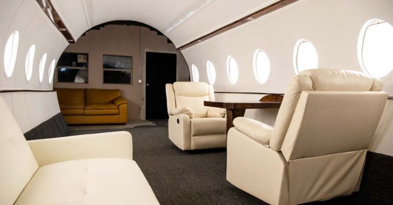 Influencers Are Staging Photoshoots In Fake Private Jets For Clout (8 Pics)