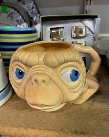 This Account Shares Pics Of Terrible Mugs People Like To Sip Out Of At ...